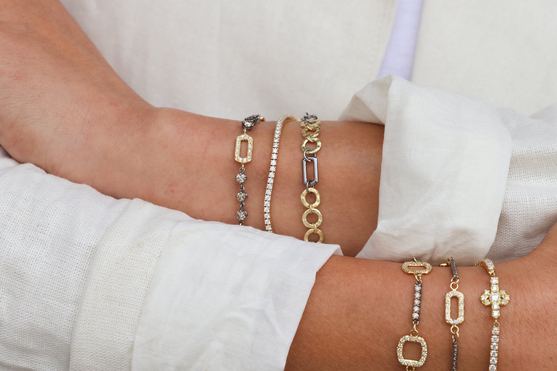 ALTERNATING GOLD AND GREY PAPERCLIP TEXTURED BRACELET – Armenta Collection